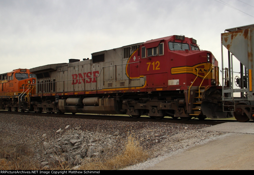 BNSF 712 - Santa Fe On The Nose!